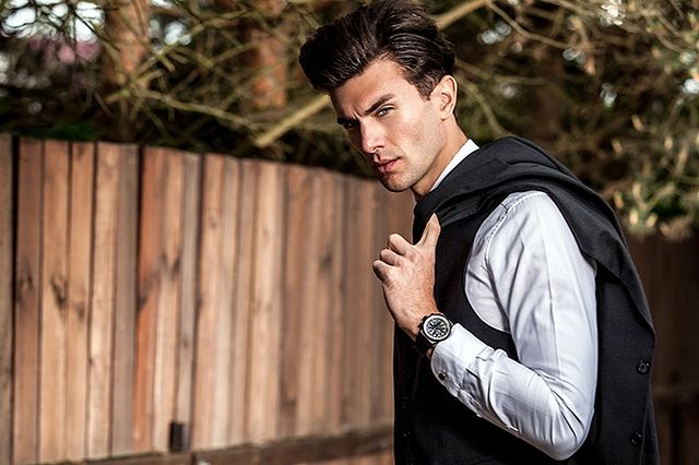 Oltre 20 migliori pose e idee per modelli maschili alla moda per il 2024